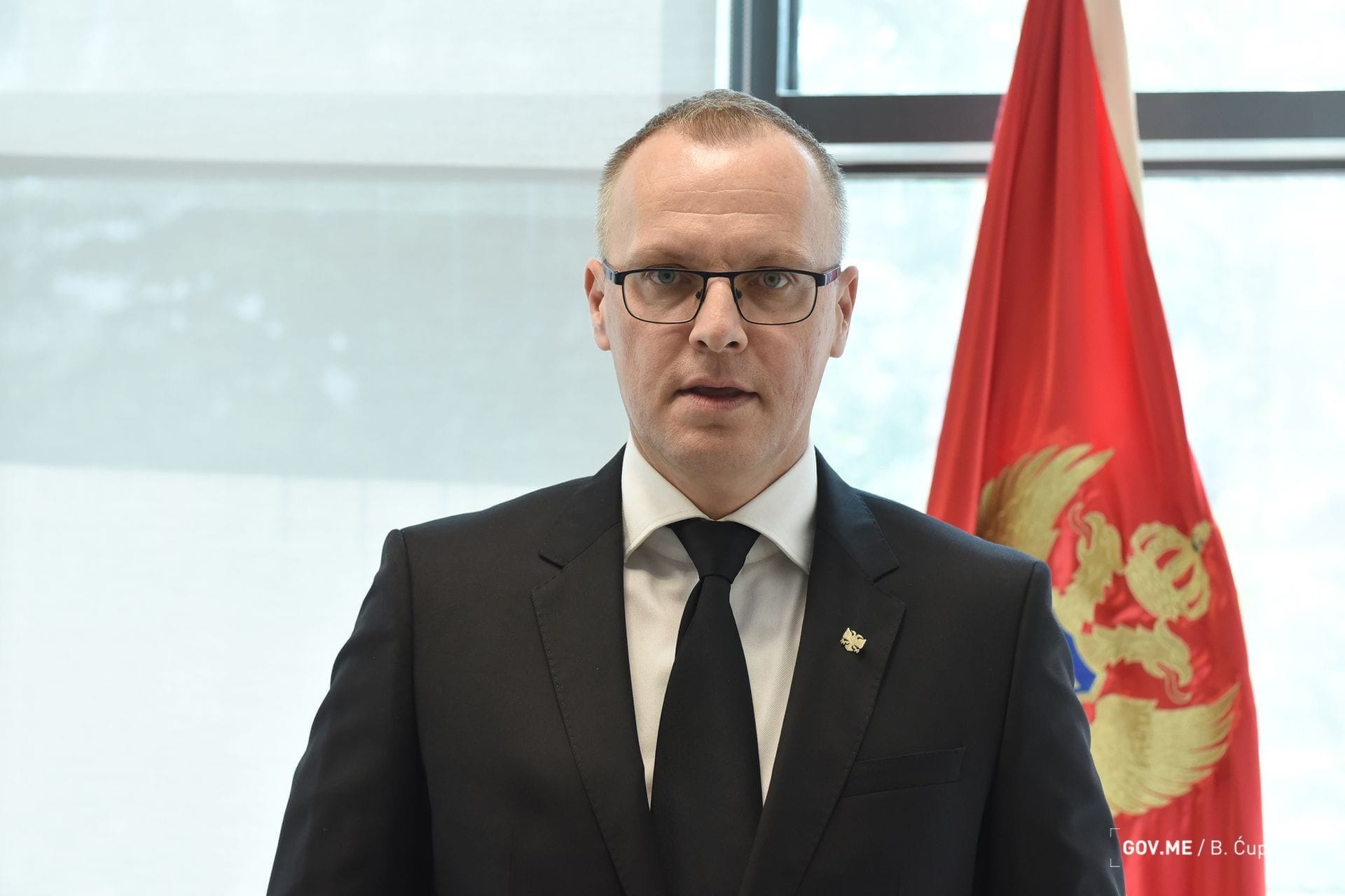 Alternativa: Direktor Uprave za ljudske resurse neovlašćeno troši ...